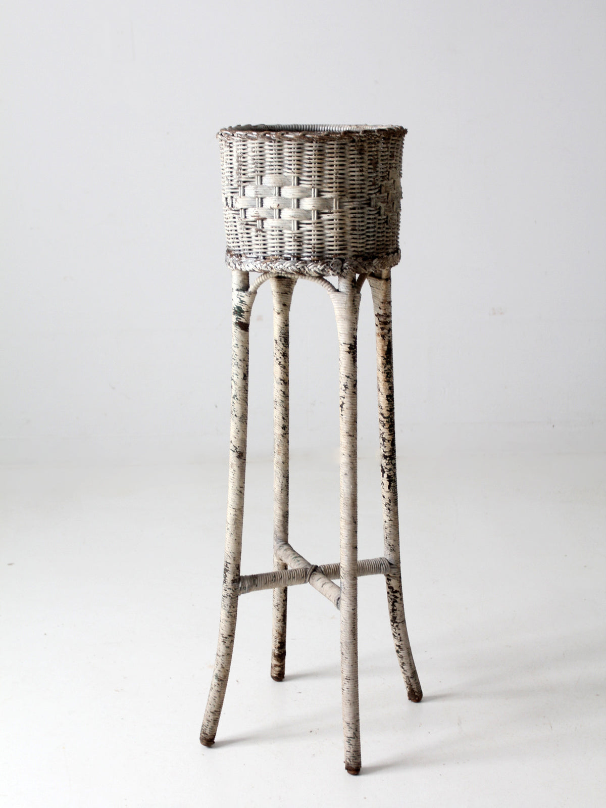 antique white wicker planter – 86 Vintage